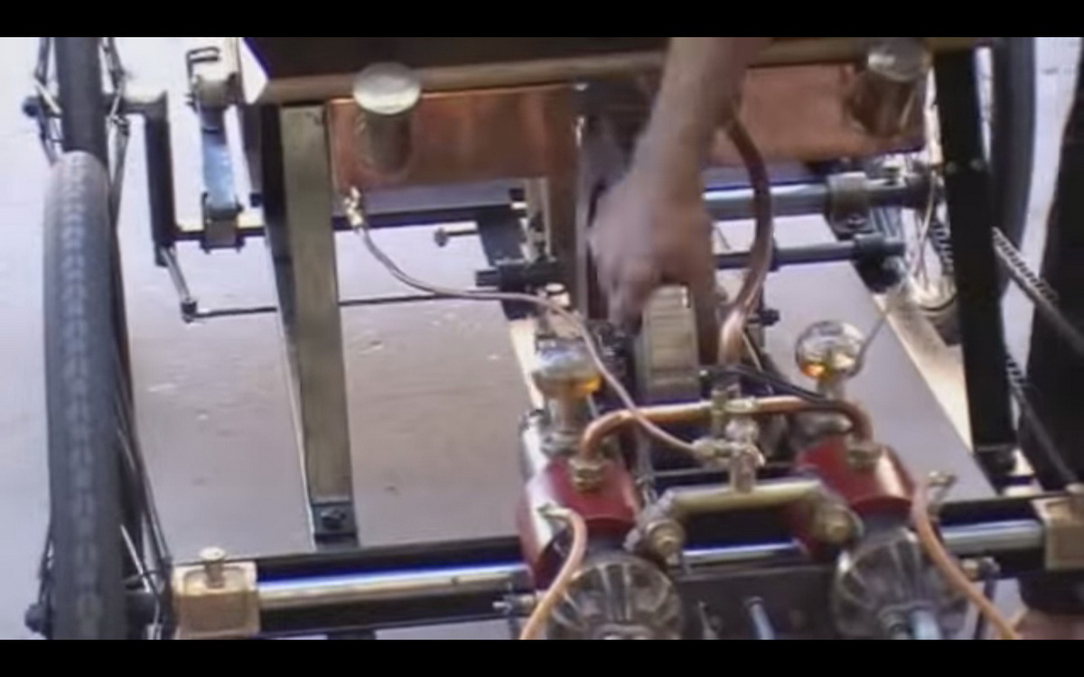 Ngỡ ngàng trước bản sao chiếc xe đầu tiên của Henry Ford đời 1894